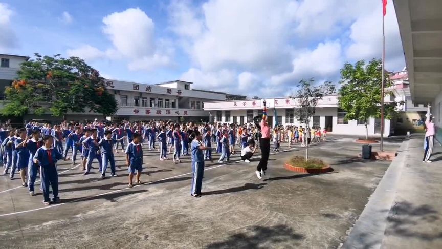 活跃的课间,活跃的老师带动孩子的快乐#新文明实践活动