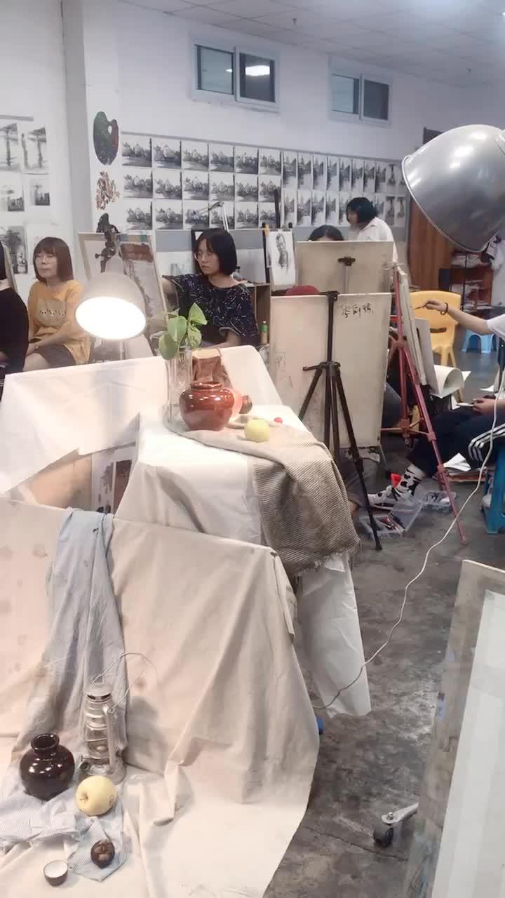 每次画画都坐在她对面,希望能引起她的注意#招生宣传哪家强 #美术生 ...