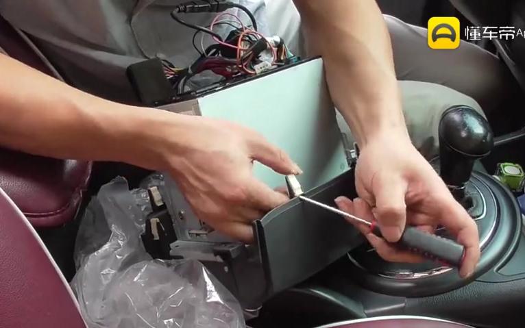 起亚智跑更换多媒体导航显示器,自己动手比去4S店要省不少钱