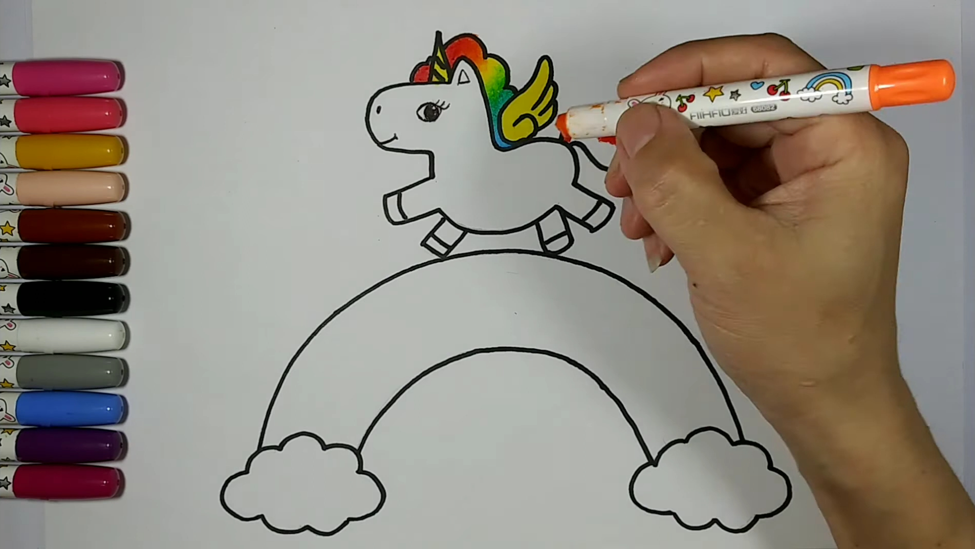 【儿童创意画】梦幻独角兽与绚丽彩虹:点亮画布的童话世界!