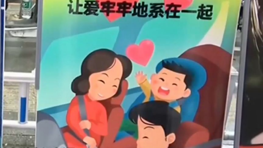 “一盔一带”宣传进企业,现场给快递员发安全头盔,并现场教学