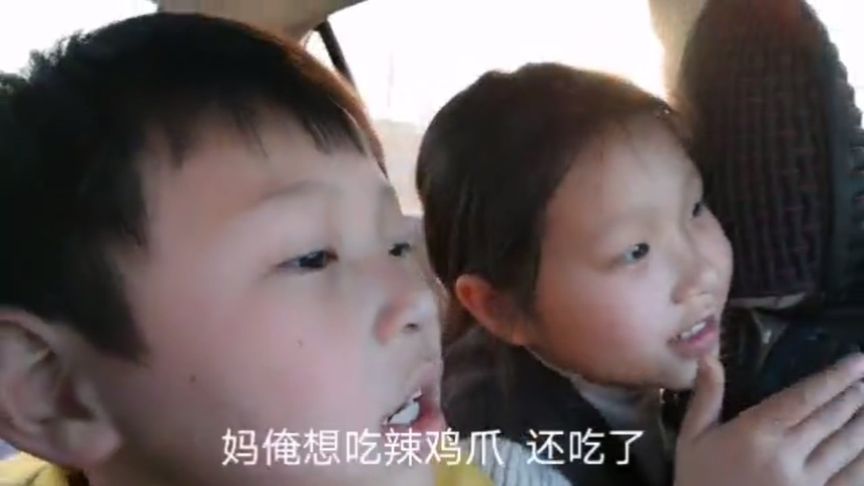 礼拜天,孩子不用上钉钉课堂,孩子串亲戚非常开心,天黑不想回家