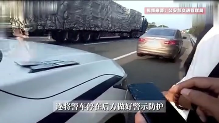 男子应急车道停车打电话,"客户问订单,这不能不接嘛"