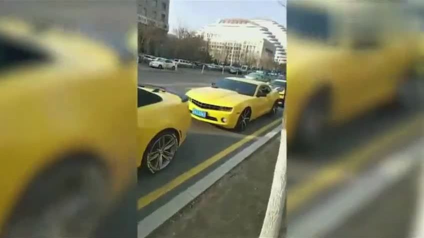 美团骑手现在工资都这么高了吗?开着几百万的跑车送外卖