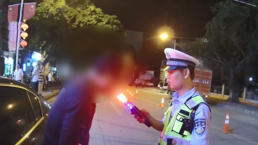 男子涉嫌酒后驾驶机动车,而面对交警检查时,却谎称自己喝了饮料