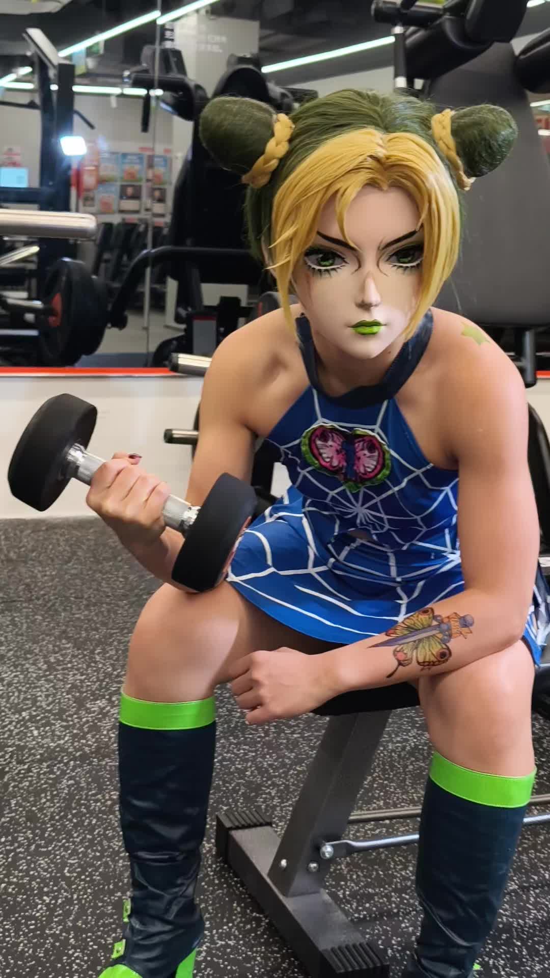 在健身房偶遇徐伦 鼓起勇气在健身房邀请了一个练的很棒的妹子来做...