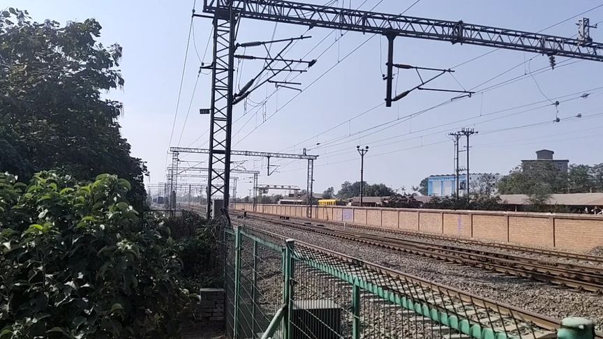 K702次 青岛北-哈尔滨西 旅客列车通过桃园道口