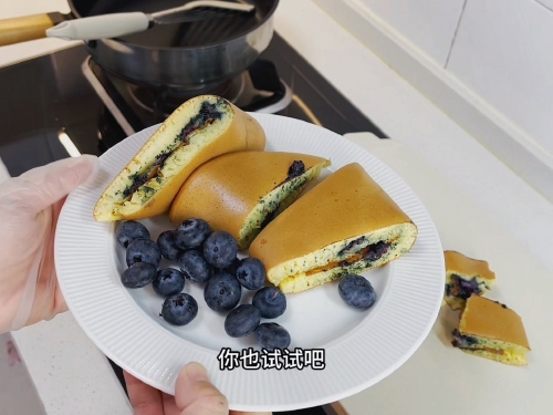小学生早餐10分钟搞定,爆浆蓝莓松饼,油都不用放松软又好吃