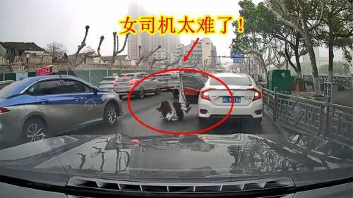 女司机太难了,开车门被绊倒,车子溜车撞到别人,这下更拥堵了