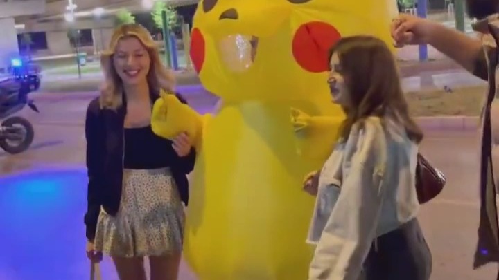 在土耳其示威的皮卡丘.!