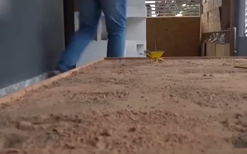 【微缩模型】外国小哥在家用沙盘打造迷你工地,地基打的非常夯实