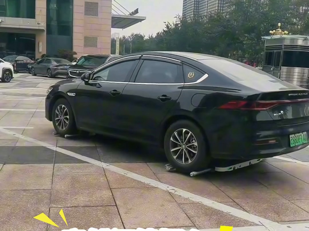 山西一酒店引入挪车机器人,解决停车场乱停乱放问题,网友:这黑科技...