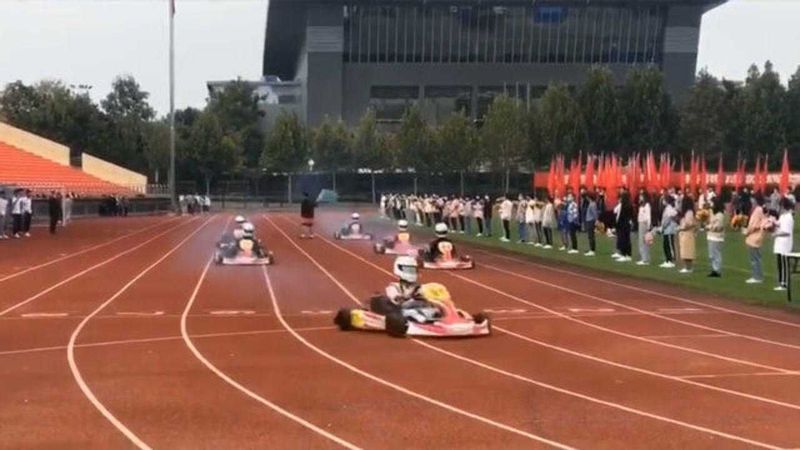 拉风!高校运动会现赛车方阵引全场尖叫校方:韩寒是兼职老师