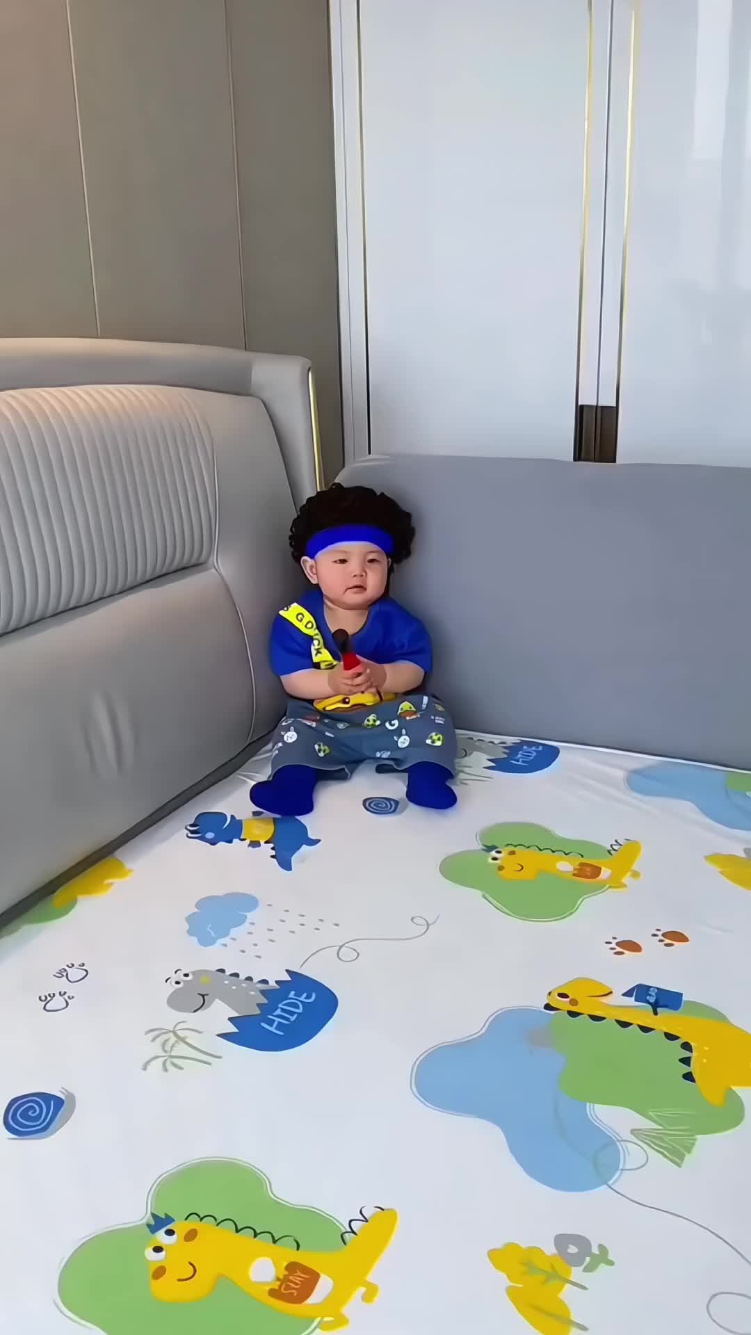 笑喷了!宝爸新入手的充气不倒翁玩具,宝宝推了一上午怎么推都推不倒,...