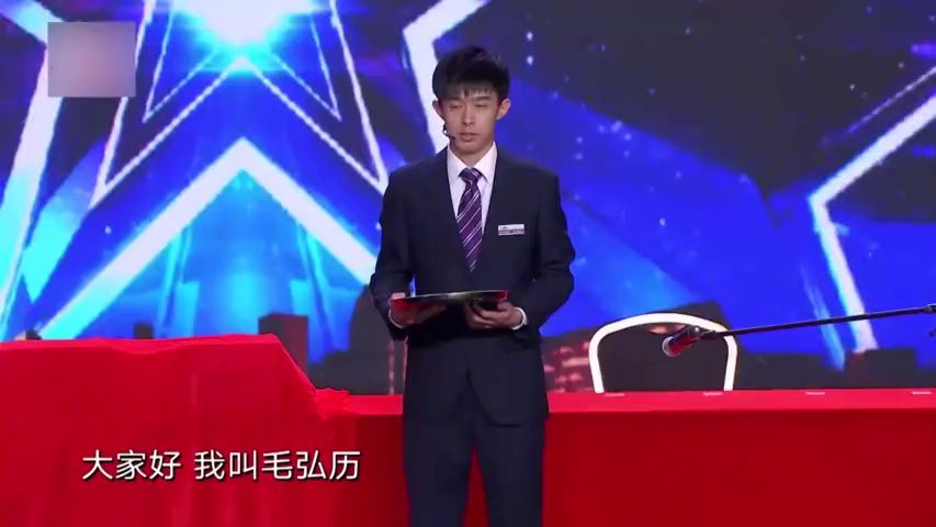 男子点钞又准又快,用手和金星操作的验钞机比赛