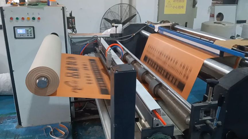 工厂实拍无纺布加PVE切边反卷生产过程 平整度好 效果美观大方