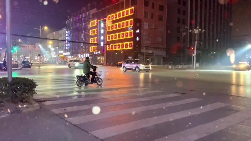 西华时间21:48分,刚刚结束一天的工作,一个人走在回家的路上