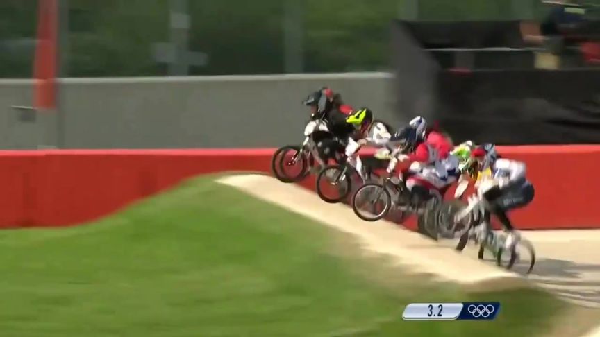 精彩的自行车竞速比赛掠影 用完美的技术超越对手