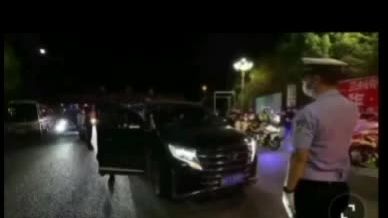 救人牺牲的蒋正全深夜魂归重庆故里,市民高喊“英雄回家”