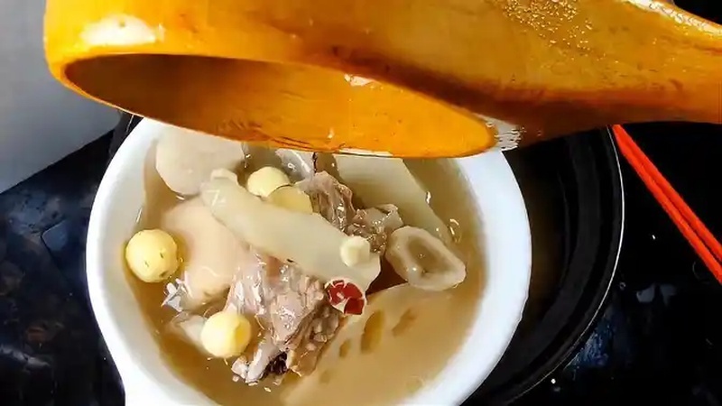 秋日滋补莲藕汤,排骨慢炖营养足,润燥暖胃更养人