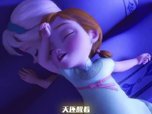 爱莎不小心用魔法击中了安娜,导致安娜命悬一线