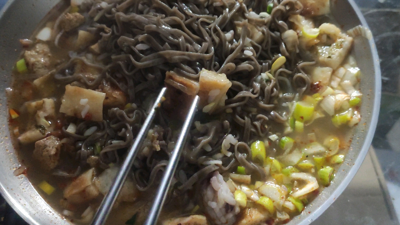 乱煮。(230221午)昨天中午剩的菜,前几天剩的米,加了几块荞麦面,还泡...