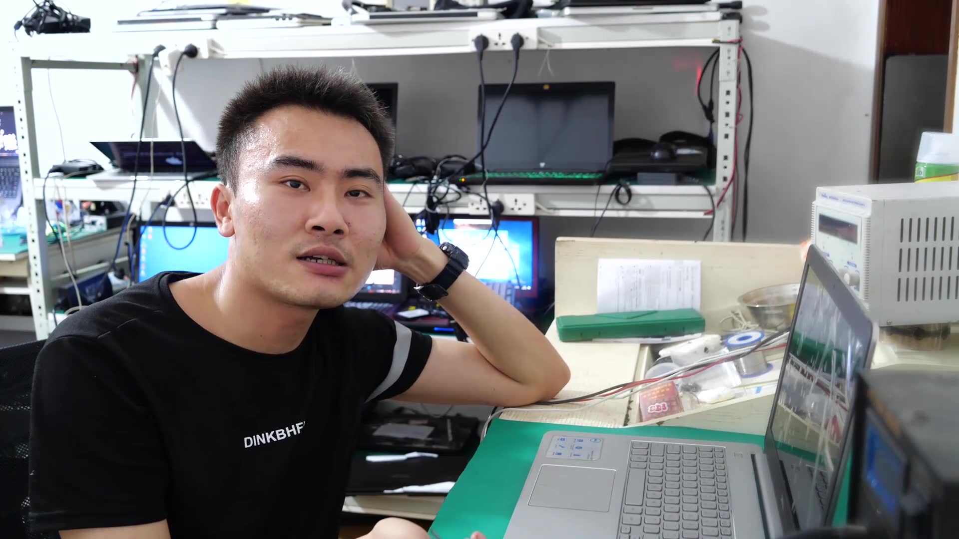 笔记本换屏幕不拔电池,2位网友给大家分享一个惨痛教训