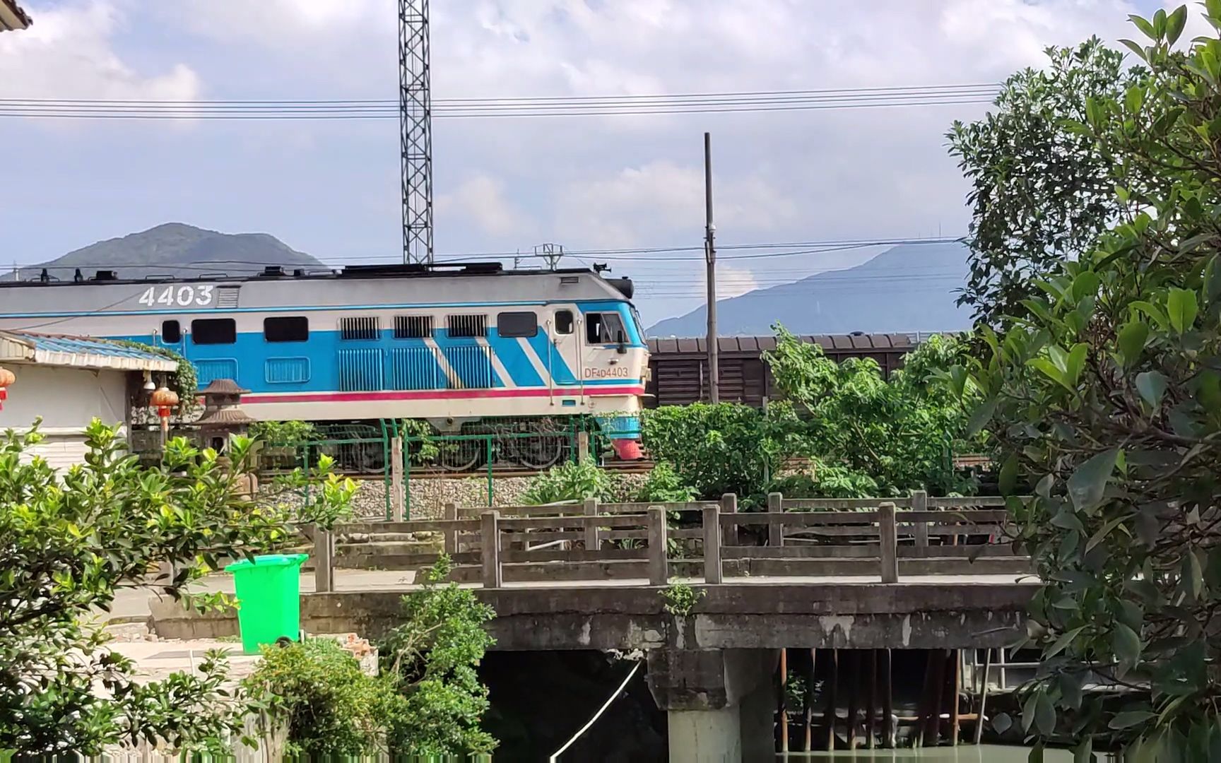 DF4D-4403,牵引K1238次列车25G车底由金温线上行,温州西站通过