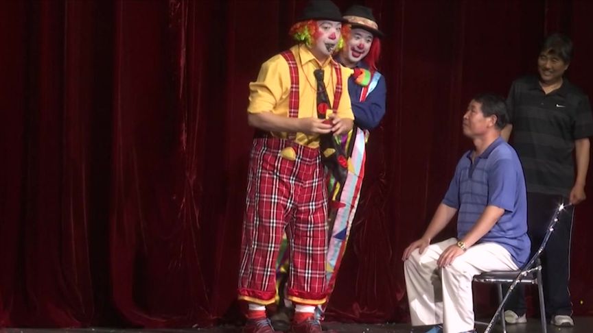 杂技团表演《滑稽》,小丑搞笑表演,台下观众这也太配合了!