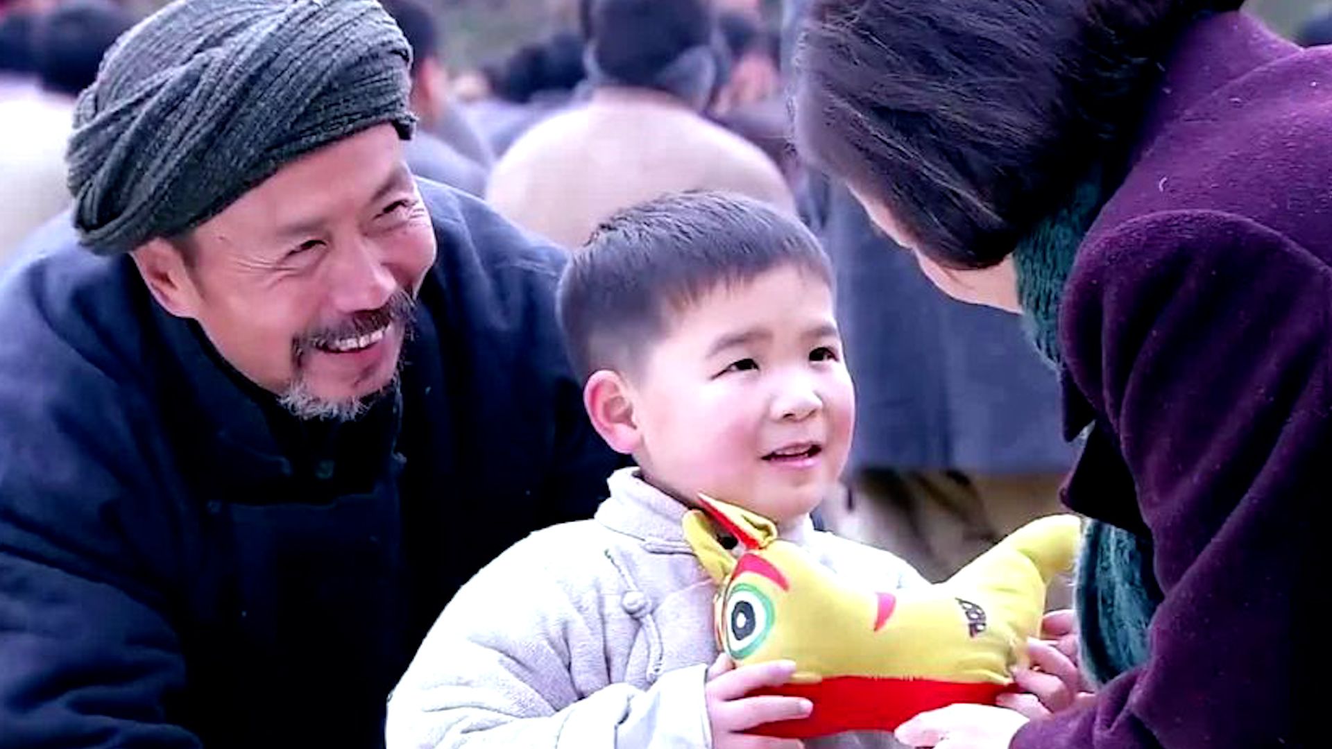 女人送给小孩一个玩具,不料里面藏着东西,差点让全村人丧命!