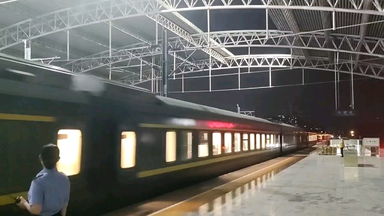 2022年7月31日Z350次列车在聊城站经停一个多小时经过的列车