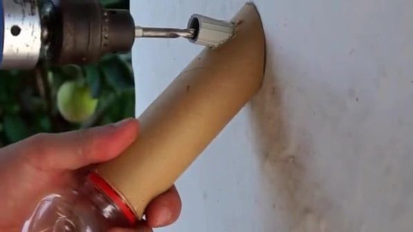 一截塑料管做成这个工具,很适合建筑工用