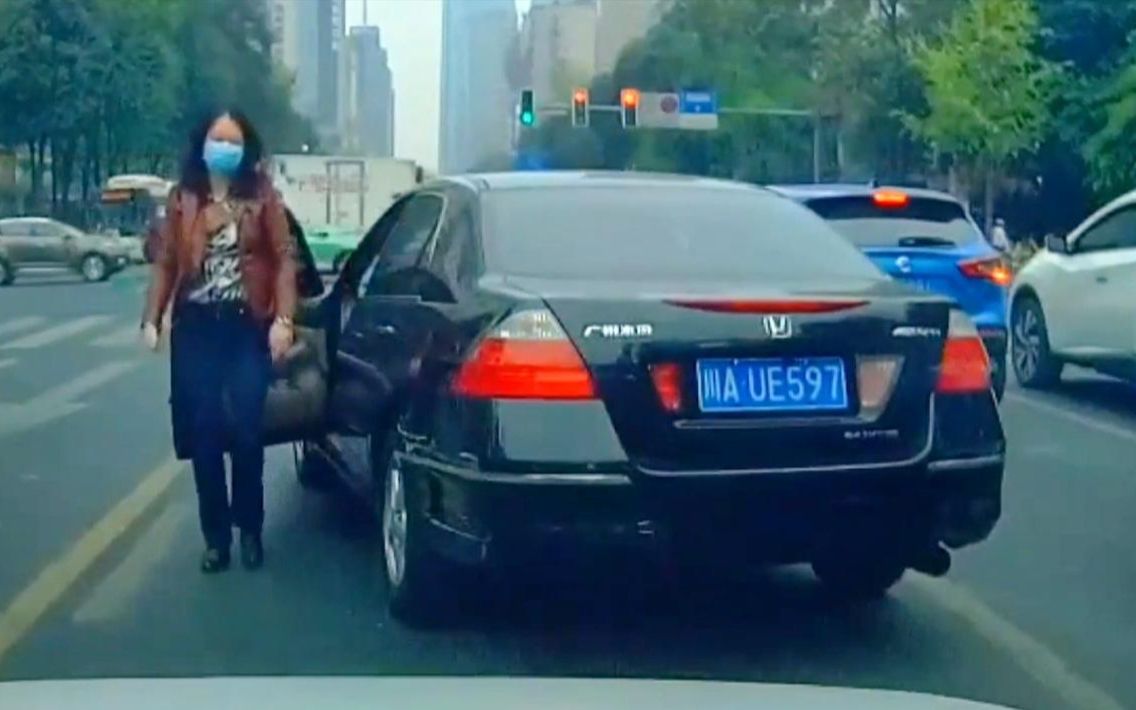 第410期:成都美女实线强行加塞,我都打灯了,你怎么不让着我!