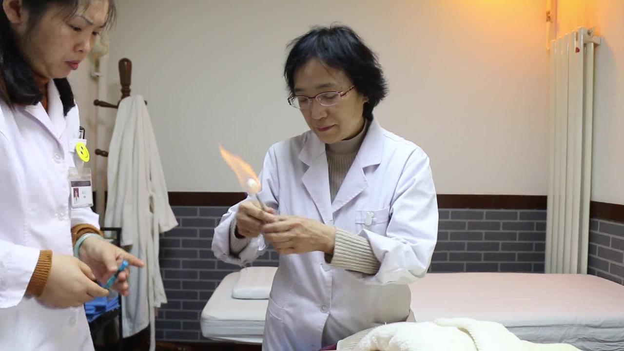 实拍传统中医技艺“火针疗法”,针灸大师治疗老年人后背冷