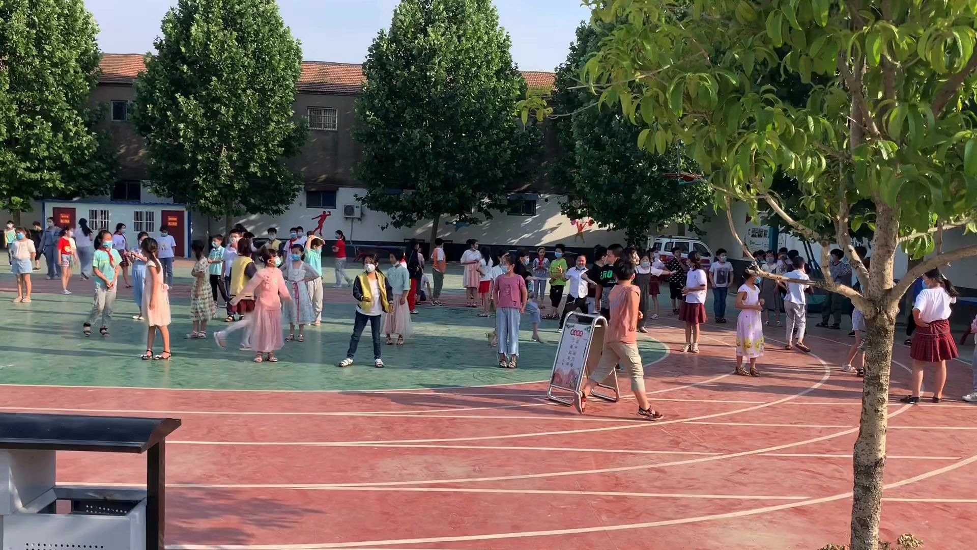 在操场上小学生们很激动、很兴奋,还热烈鼓掌,这是为什么?