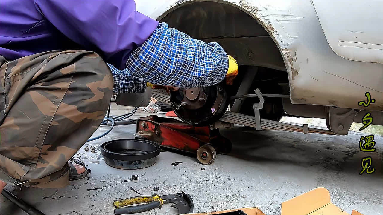 生手给面包车换刹车片,为保证万无一失,拆之前先拍照片!