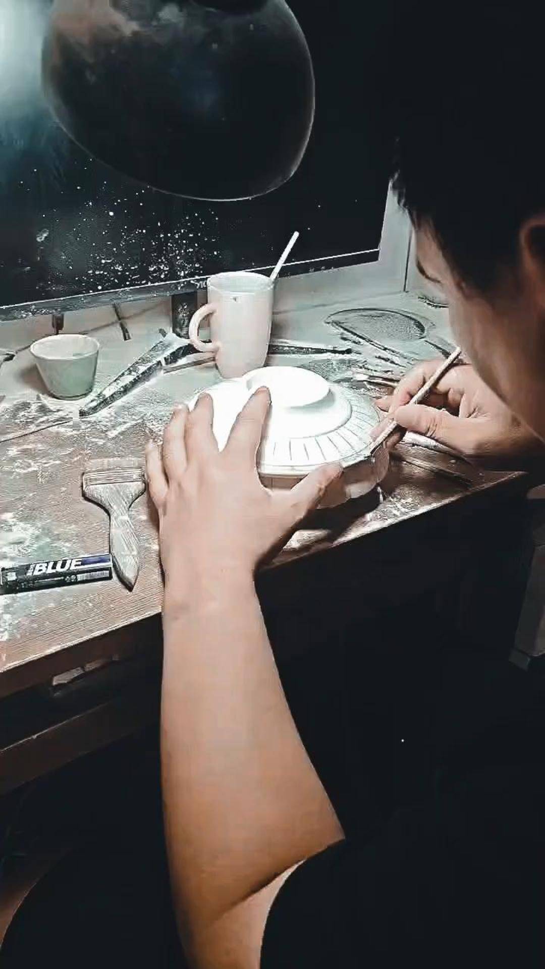 精雕细琢的梵文莲花盘,是工匠师傅一刀一刀雕刻成