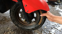 电动车轮胎半路没气了怎么办?师傅教你最简单的应急方法;直接骑行