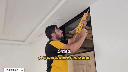 内马尔豪宅大揭秘!亲自动手为新别墅木门安装玻璃,巨星也爱DIY