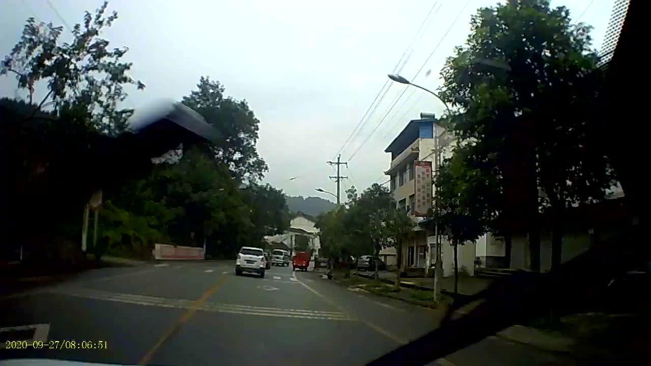 【分心驾驶、危险就在一瞬间】 #一线微观##典型事故案例#一驾驶员...