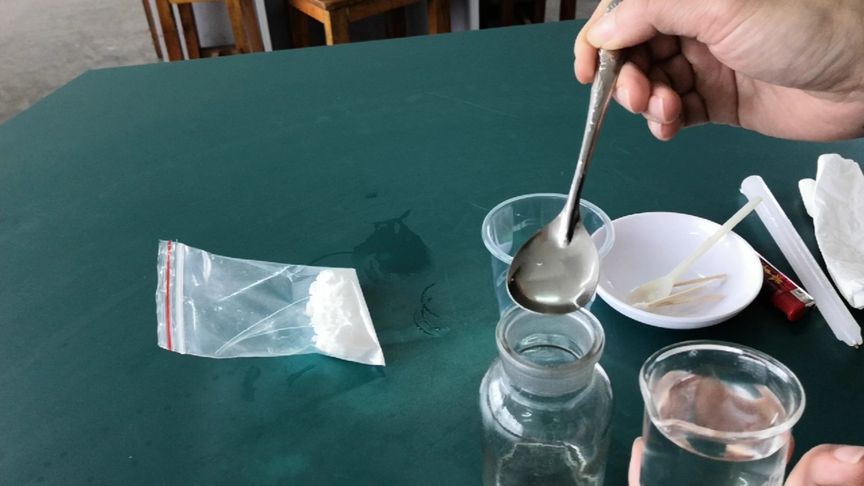 科学教学演示实验:混合小苏打与白醋