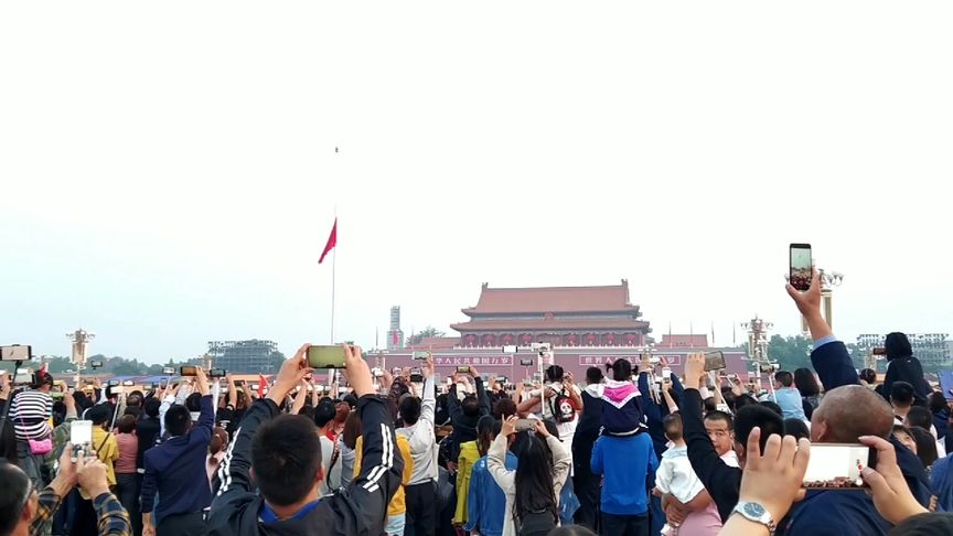 国庆节期间,北京天安门广场看升旗仪式,人山人海