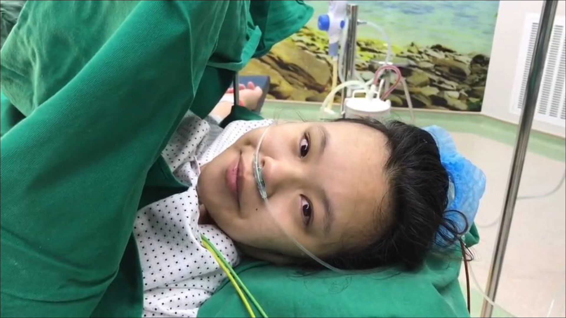 产房实拍:分娩现场,宝宝出生那一刻,妈妈情难自已当场落泪