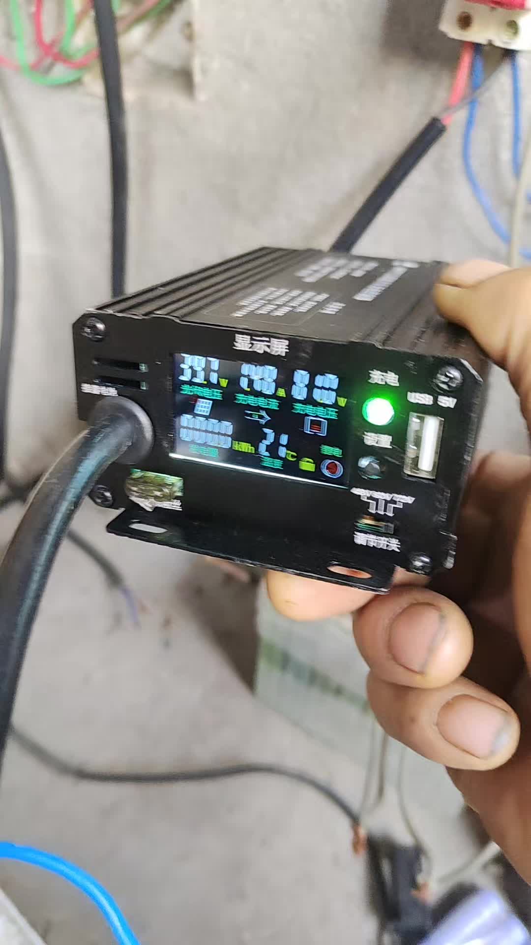 太阳能发电 太阳能电动三轮车充电器可以实现边走边充,可以远程续航...