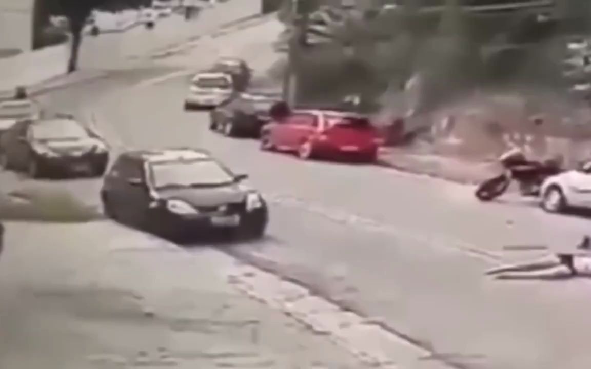 监控:这是我见过最惨的自行车车祸,两名美女双双阵亡!