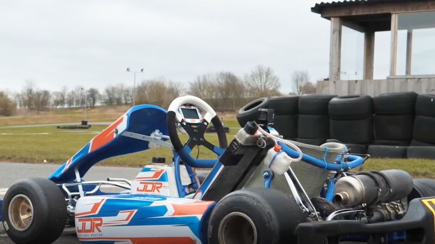 紧握方向盘,体验卡丁车便宜的快感,实现速度与激情