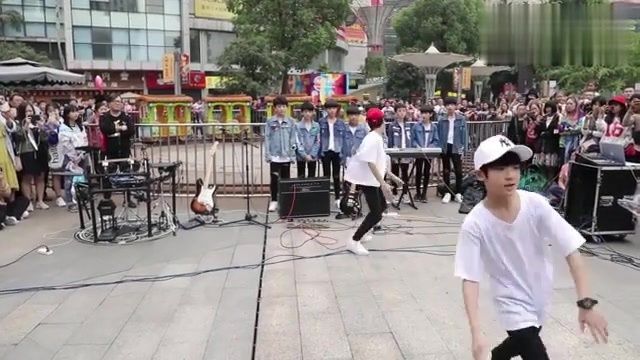 TF家族小成员在街头表演,跳了EXO的歌曲,舞蹈实力简直了