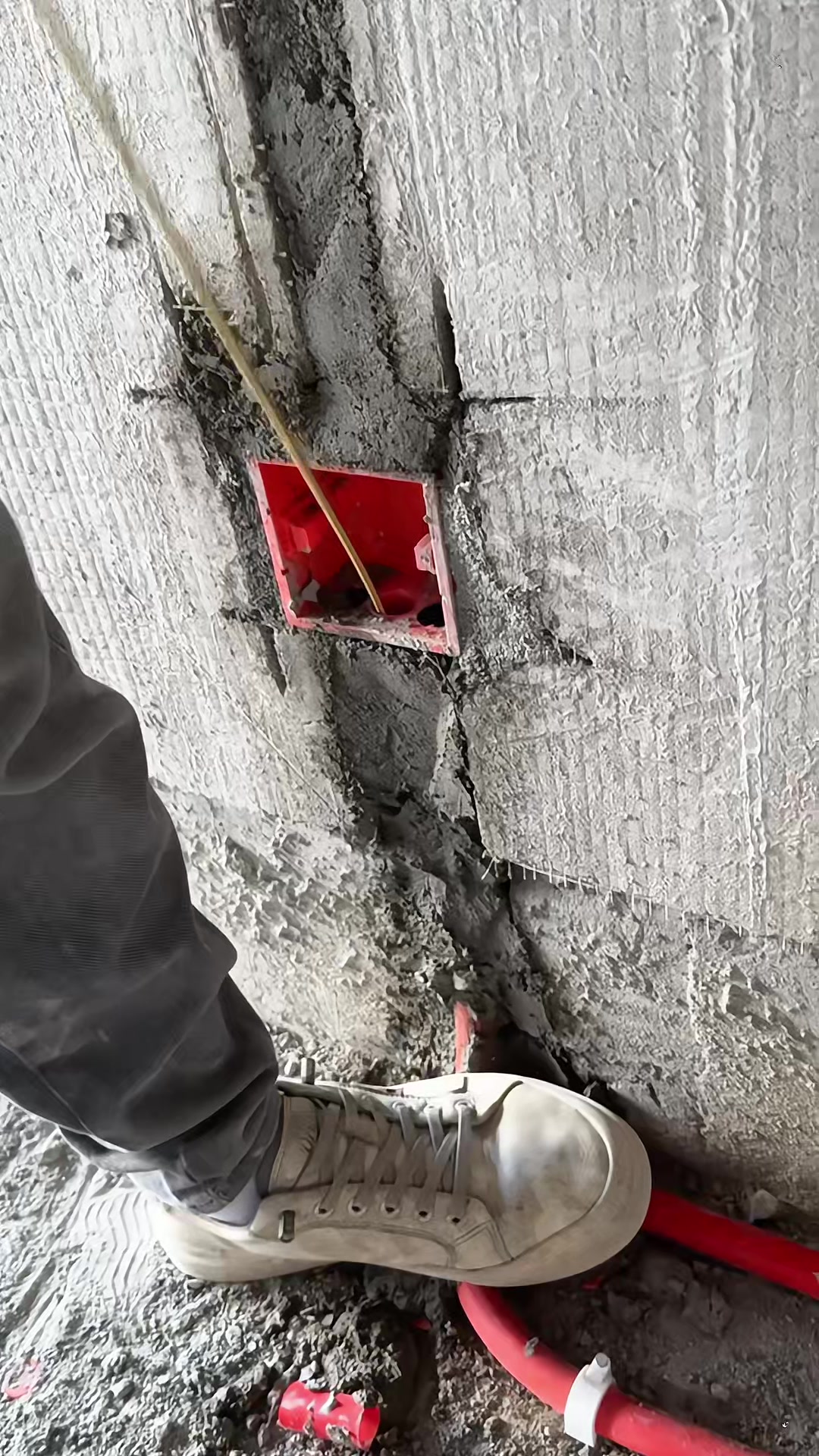 实心电工弹簧穿线器,一头带滑轮方便过弯,一头扁头方便挂线,解决了...