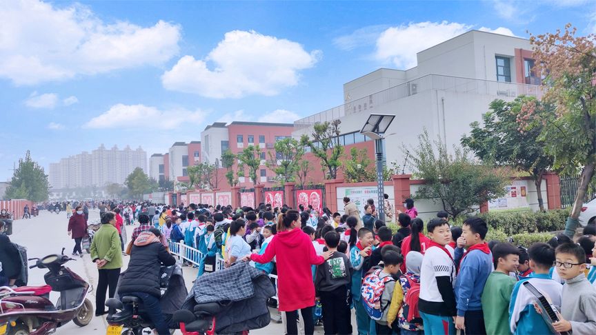 你们觉得合适吗?学校定时开校门,让小学生排这么长的队伍等待!