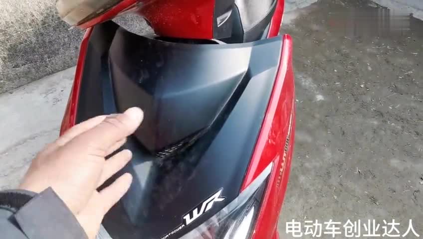 电动车维修之外壳拆卸:只要用上师傅这个方法,单手也能一拆就掉